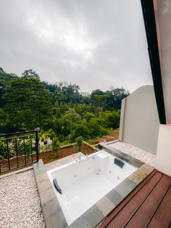 Cabin Honeymoon Jacuzzi A – Villa Singgah